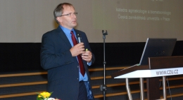 Česká zemědělská univerzita v Praze Aktuality ČZU - Profesor Josef ...